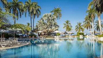 7 piscinas exteriores, guarda-sóis, espreguiçadeiras