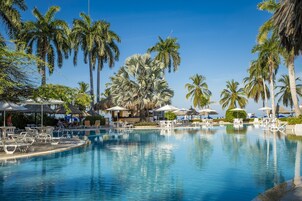 7 piscinas externas, guarda-sóis, espreguiçadeiras