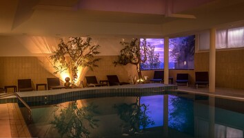 Piscina interna, espreguiçadeiras