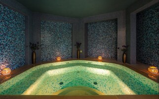 Banheira de hidromassagem interior