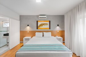 Suíte Casal | Cofres nos quartos, escrivaninha, ferros/tábuas de passar roupa