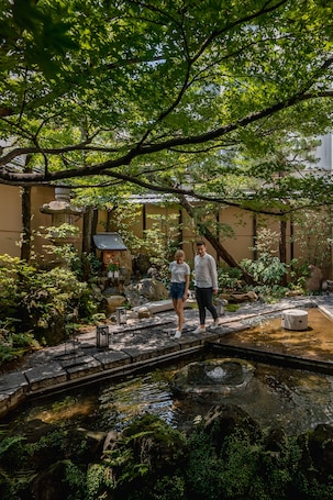 Pátio interior. NISHIYAMA RYOKAN Established in 1953