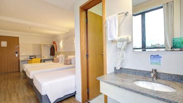 Quarto Triplo Standard | Cofre com capacidade para portátil, secretária