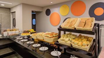 Pequeno-almoço tipo buffet diário mediante uma taxa