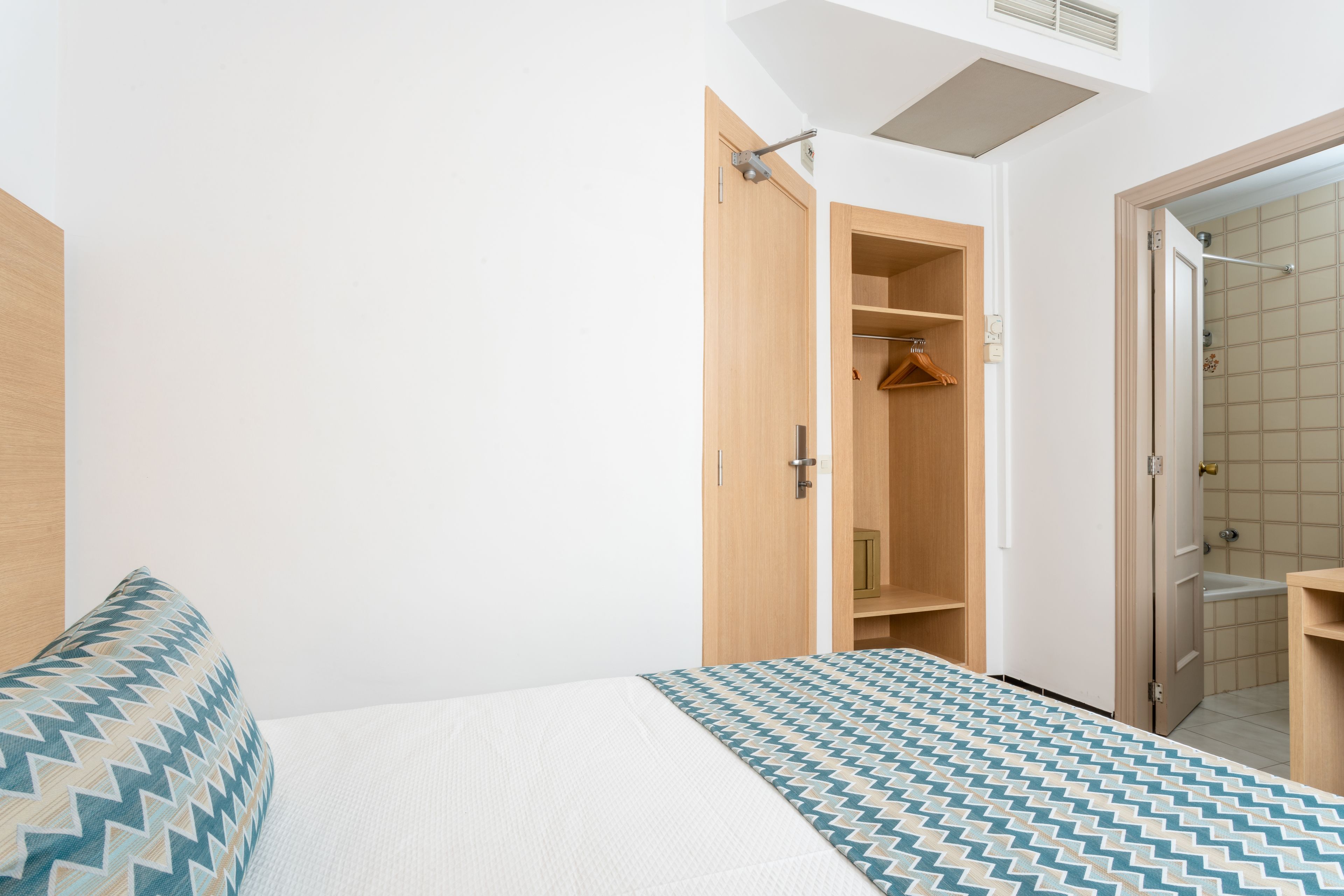 Quarto Individual | Secretária adequada para computadores portáteis 