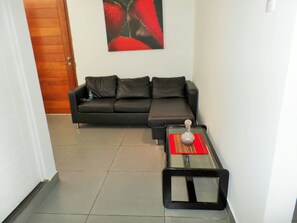 Apartamento, 1 quarto | Área de estar | TV 24 polegadas com canais a cabo