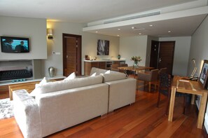 Cobertura superluxo, vista para o mar | Sala de estar | TV de tela plana