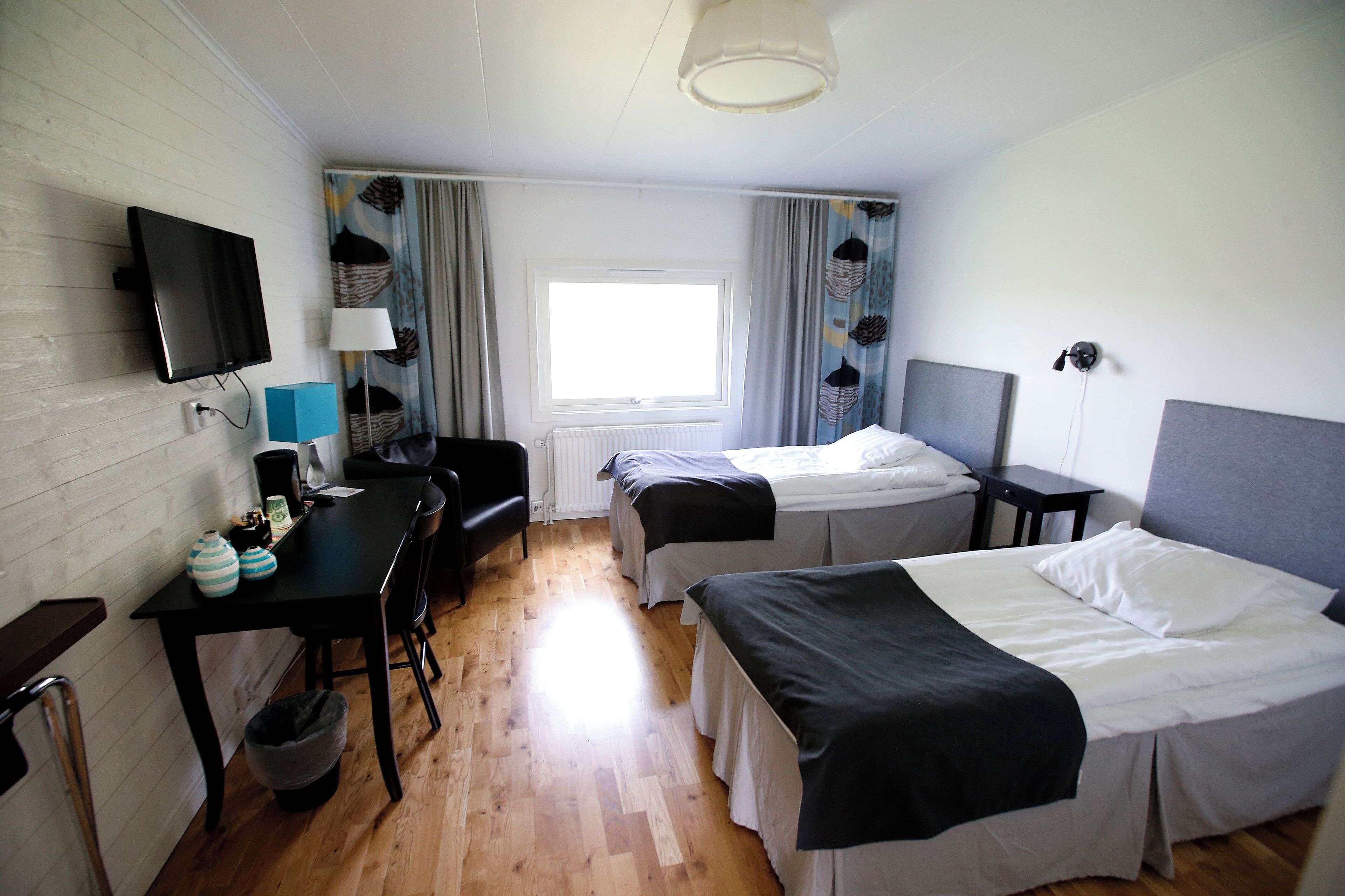 1 quarto, com decoração personalizada, secretária 