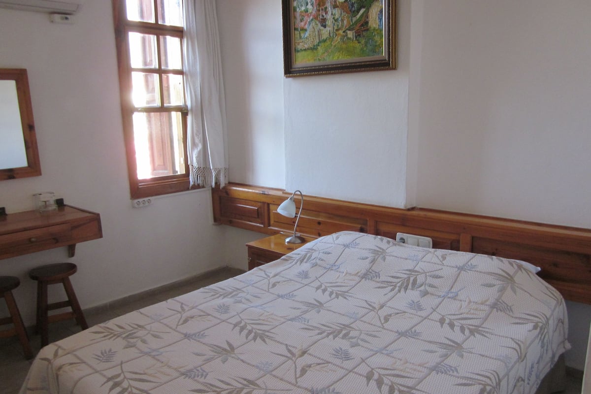 Quarto casal ou duplo standard | Frigobar, escrivaninha, espaço de trabalho para notebook