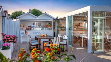 3 restaurantes, que servem almoços, jantares, também cozinha italiana