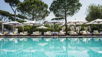 Piscina interior, piscina exterior sazonal, toldos gratuitos