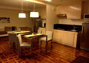 Suite-Estúdio Executiva, 1 quarto | Cozinha privada | Minifrigorífico, utensílios de cozinha 