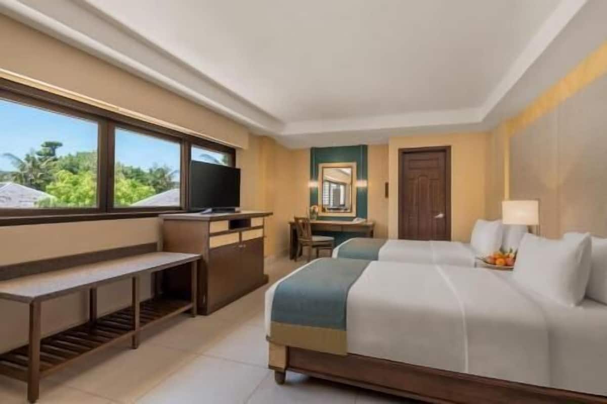 Cofre no quarto, secretária, ferro/tábua de engomar, camas desdobráveis