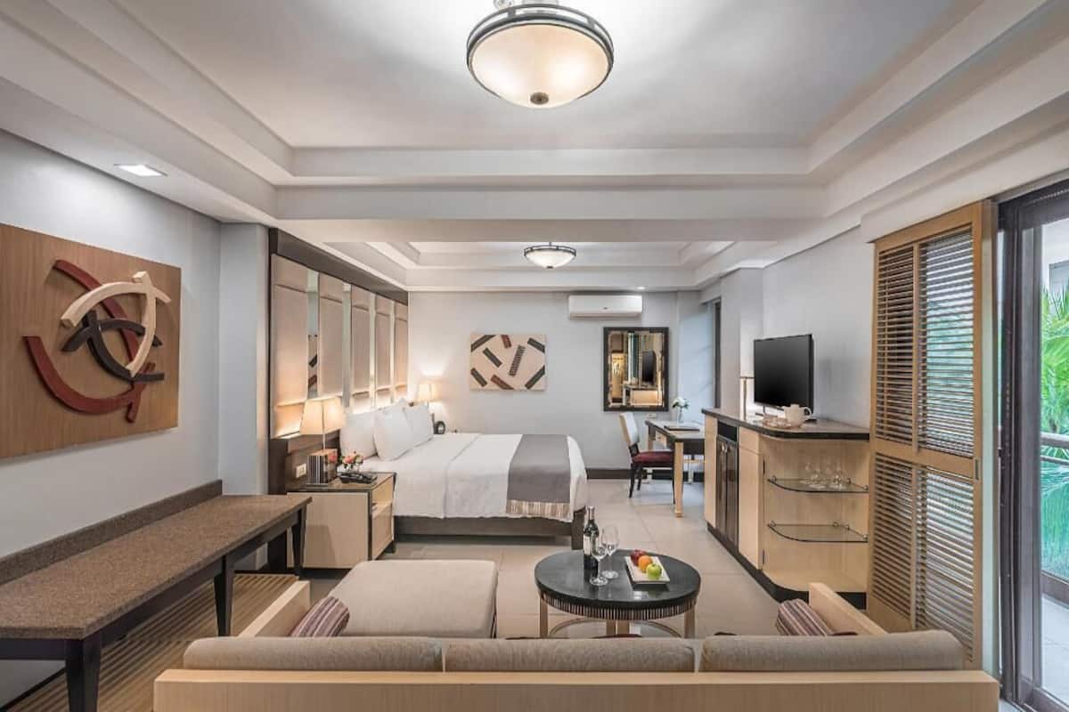 Cofre no quarto, secretária, ferro/tábua de engomar, camas desdobráveis