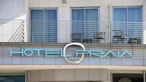 Entrada de um hotel com uma placa que diz "HOTEL PRIA".