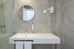 Quarto família, 1 quarto | Banheiro | Chuveiro, chuveiro com efeito de chuva, produtos de toalete grátis 
