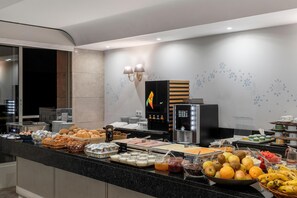 Café da manhã com buffet grátis todos os dias