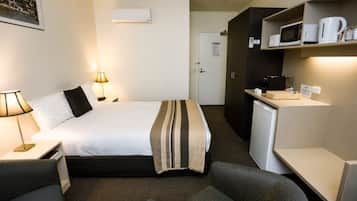 Quarto standard, para não fumantes, cozinha americana (Queen Room) | Escrivaninha, ferros/tábuas de passar roupa, Wi-Fi de cortesia