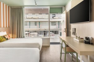 Studio Twin Poolside | Ferros/tábuas de passar roupa, roupa de cama