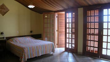 Frigobar, cofres nos quartos, ferros/tábuas de passar roupa