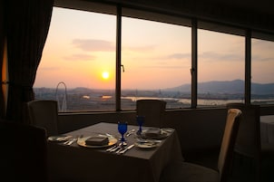 4 restaurantes, que servem almoços, jantares, também cozinha japonesa