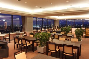 3 restaurantes: servem almoços e jantares