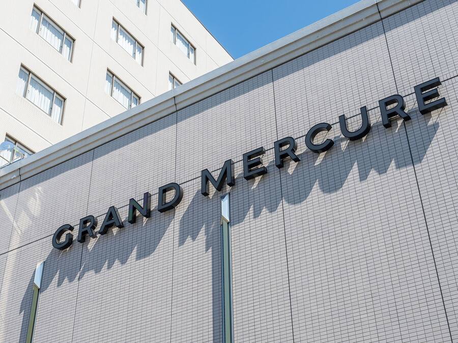 Fachada de um edifício com o nome "GRAND MERCURE" em destaque.
