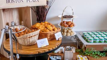 Pequeno-almoço tipo buffet diário (2000 JPY por pessoa)
