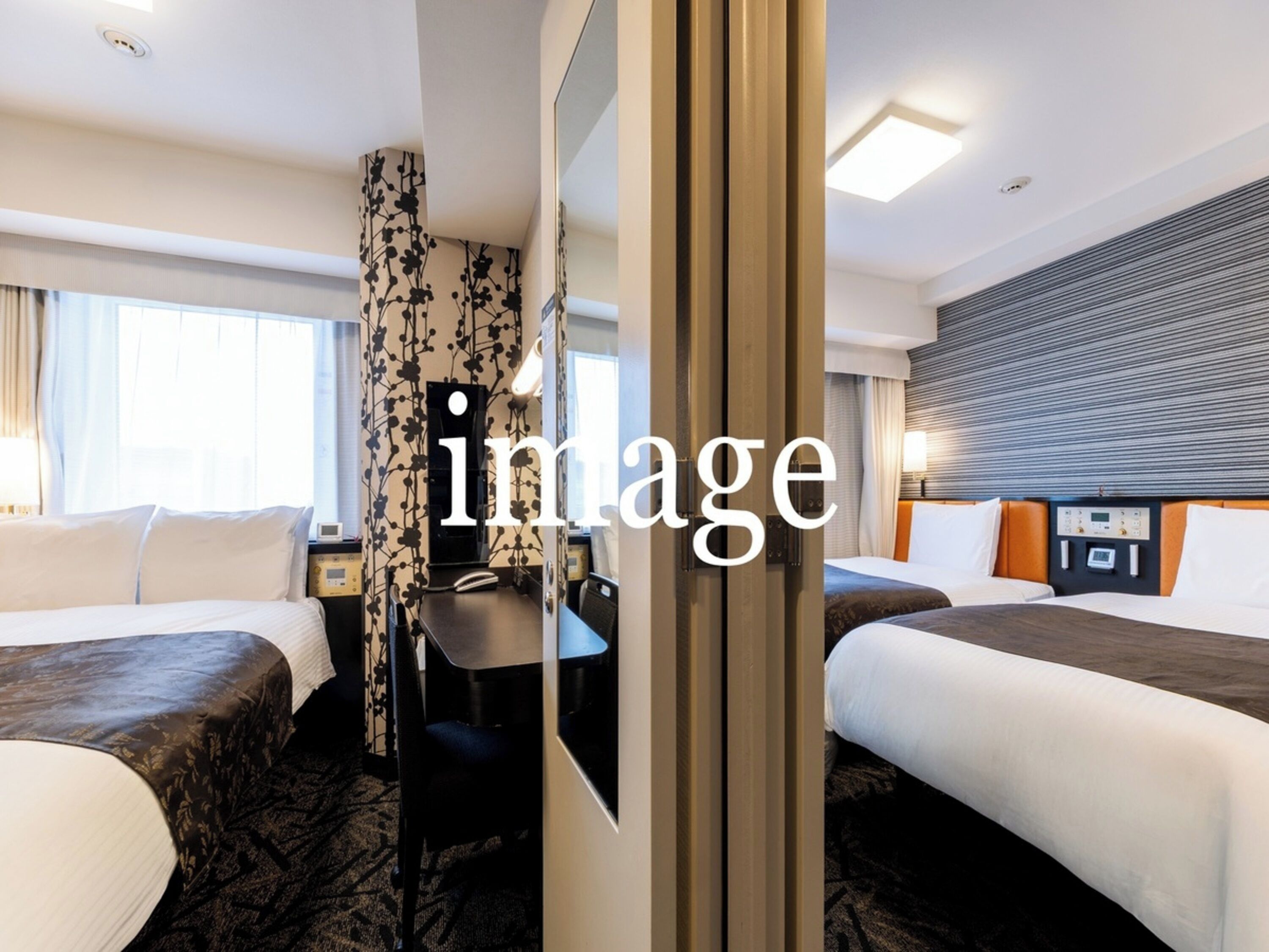 Quarto Quádruplo, não fumadores, quartos comunicantes (1 bed + 2 beds) | Edredões de penas, secretária, Wi-fi grátis, roupa de cama fornecida 