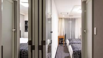 Quarto Quádruplo, não fumadores (Connecting, Twin , 4 beds) | Edredões de penas, secretária, Wi-fi grátis, roupa de cama fornecida