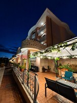 Fachada da propriedade à noite