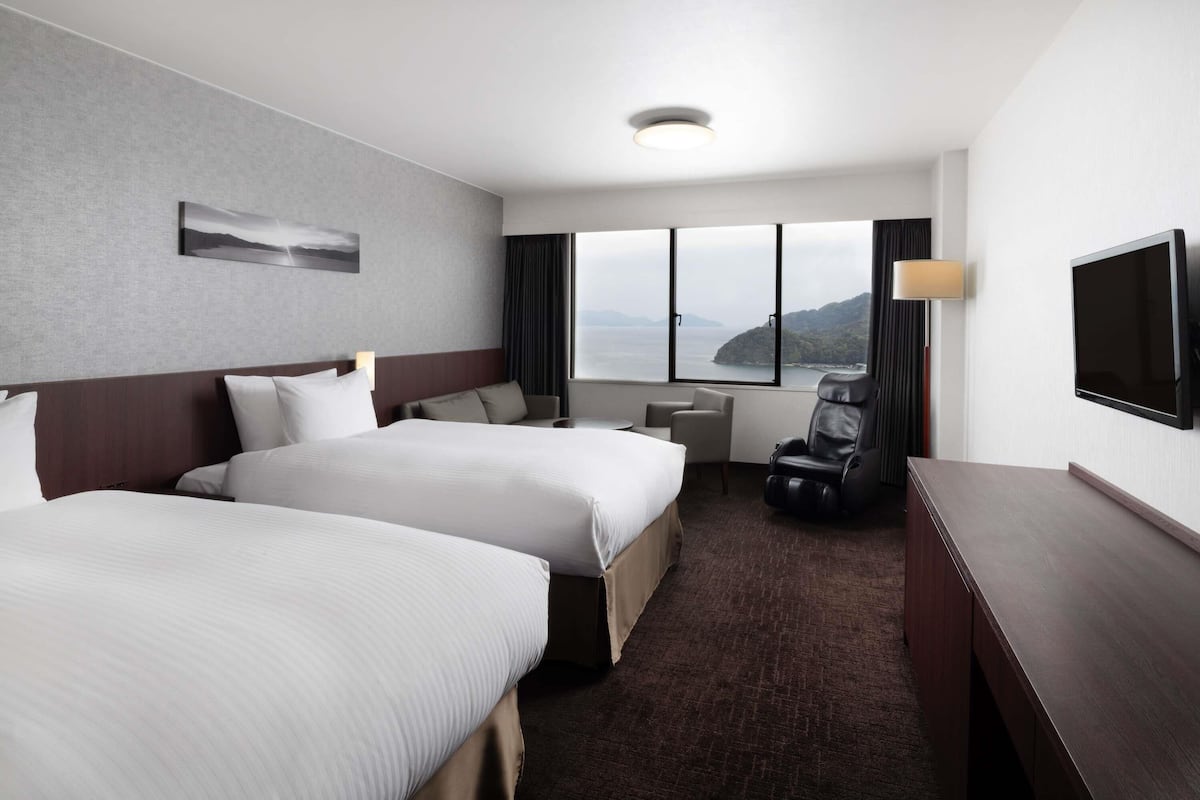 Privilege, Quarto, 2 camas de solteiro, vista para o mar | Cofres nos quartos, escrivaninha, Wi-Fi de cortesia, roupa de cama