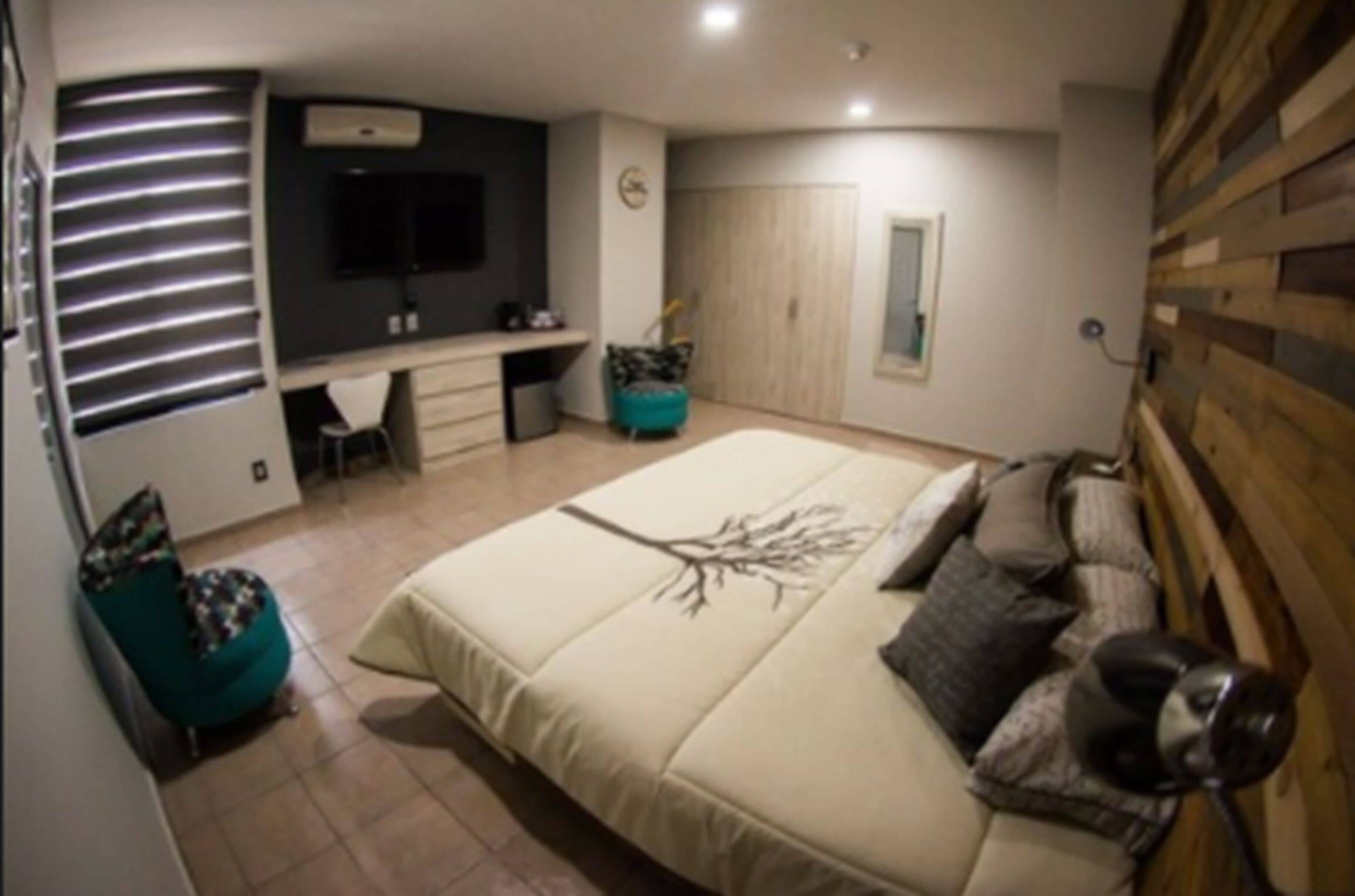 Suite, 1 cama king-size | Cofre no quarto, secretária, ferro/tábua de engomar, Wi-fi grátis 