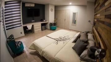 Suite, 1 cama king-size | Cofre no quarto, secretária, ferro/tábua de engomar, Wi-fi grátis