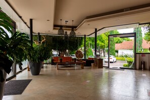 Área de estar no saguão