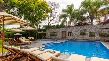 Piscina externa, espreguiçadeiras