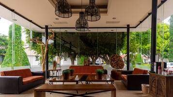 Área de estar no saguão