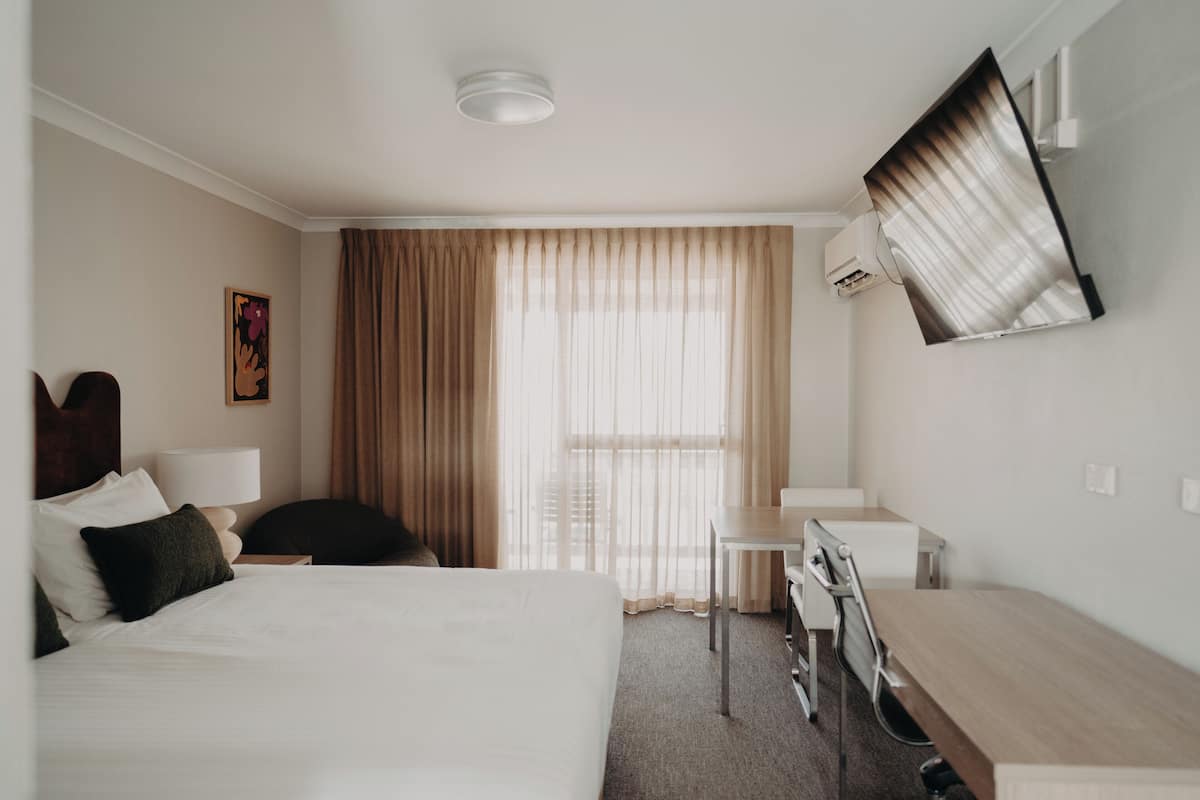 Quarto Executivo, 1 cama king-size | Com decoração personalizada, com mobília individualizada, secretária