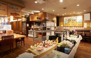 3 restaurantes: servem pequenos-almoços, almoços e jantares
