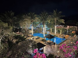 Piscina exterior, espreguiçadeiras 