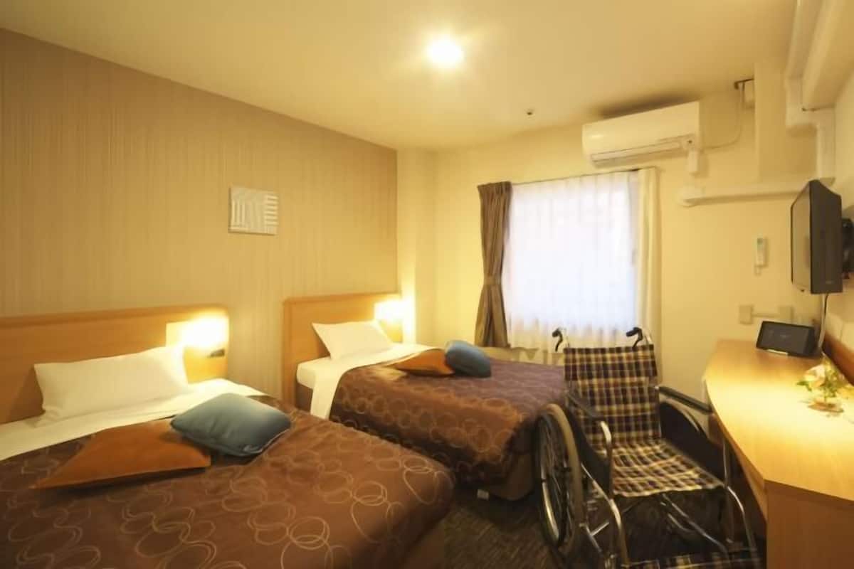 Edredons de pluma, escrivaninha, cortinas blackout