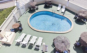 Piscina externa, espreguiçadeiras