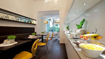 Café da manhã com buffet diário (EUR 15 por pessoa)