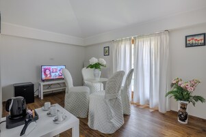 Cofres nos quartos, escrivaninha, Wi-Fi de cortesia