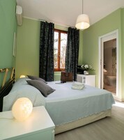 Cofres nos quartos, escrivaninha, Wi-Fi de cortesia