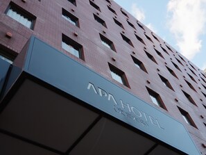 Placa de hotel com o nome 'APAHOTEL' e um símbolo indicando que é um estabelecimento hoteleiro.