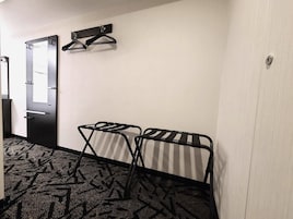 Edredões de penas, secretária, cortinas/cortinados opacos