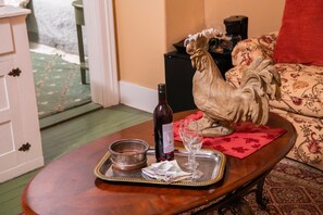 Suíte superior, 1 cama King, banheira de hidromassagem, em edifício anexo | Área de estar | TV de tela plana