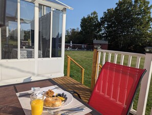 Terraço com espreguiçadeiras