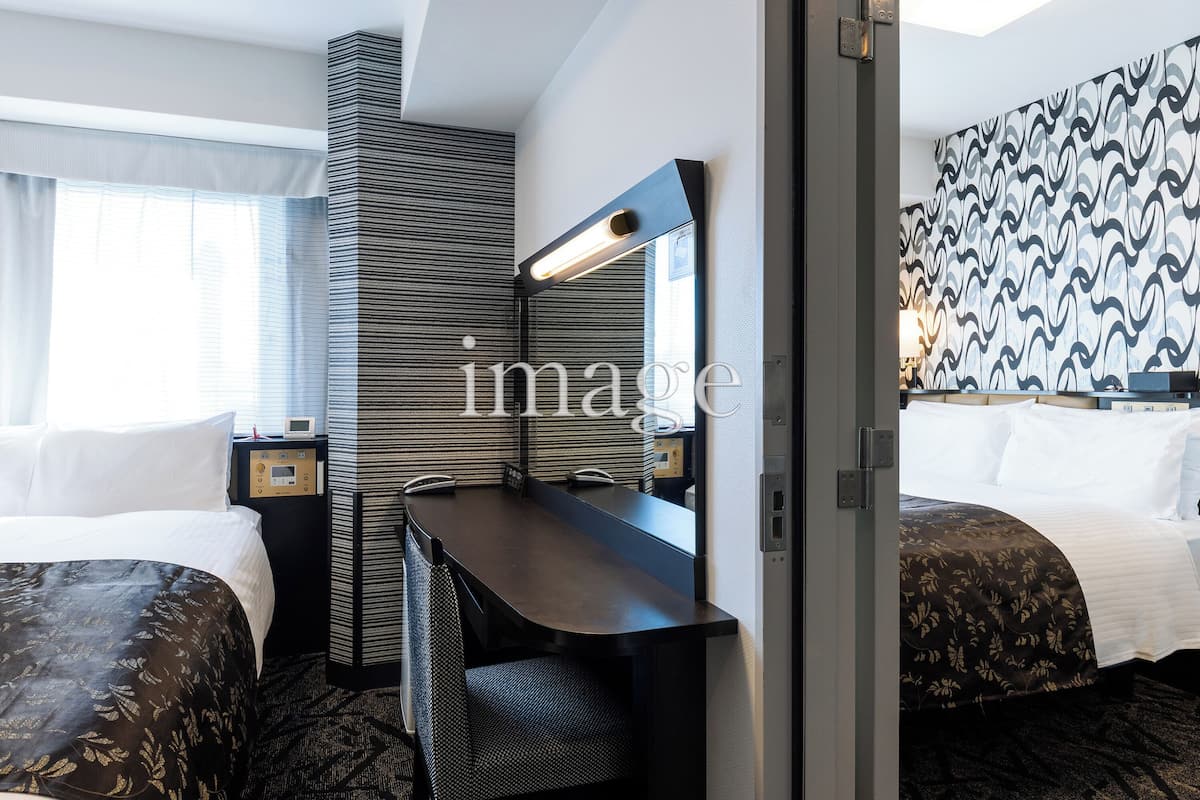 Quarto quádruplo, 2 camas de casal, para não fumantes | Roupas de cama premium, edredons de pluma, escrivaninha